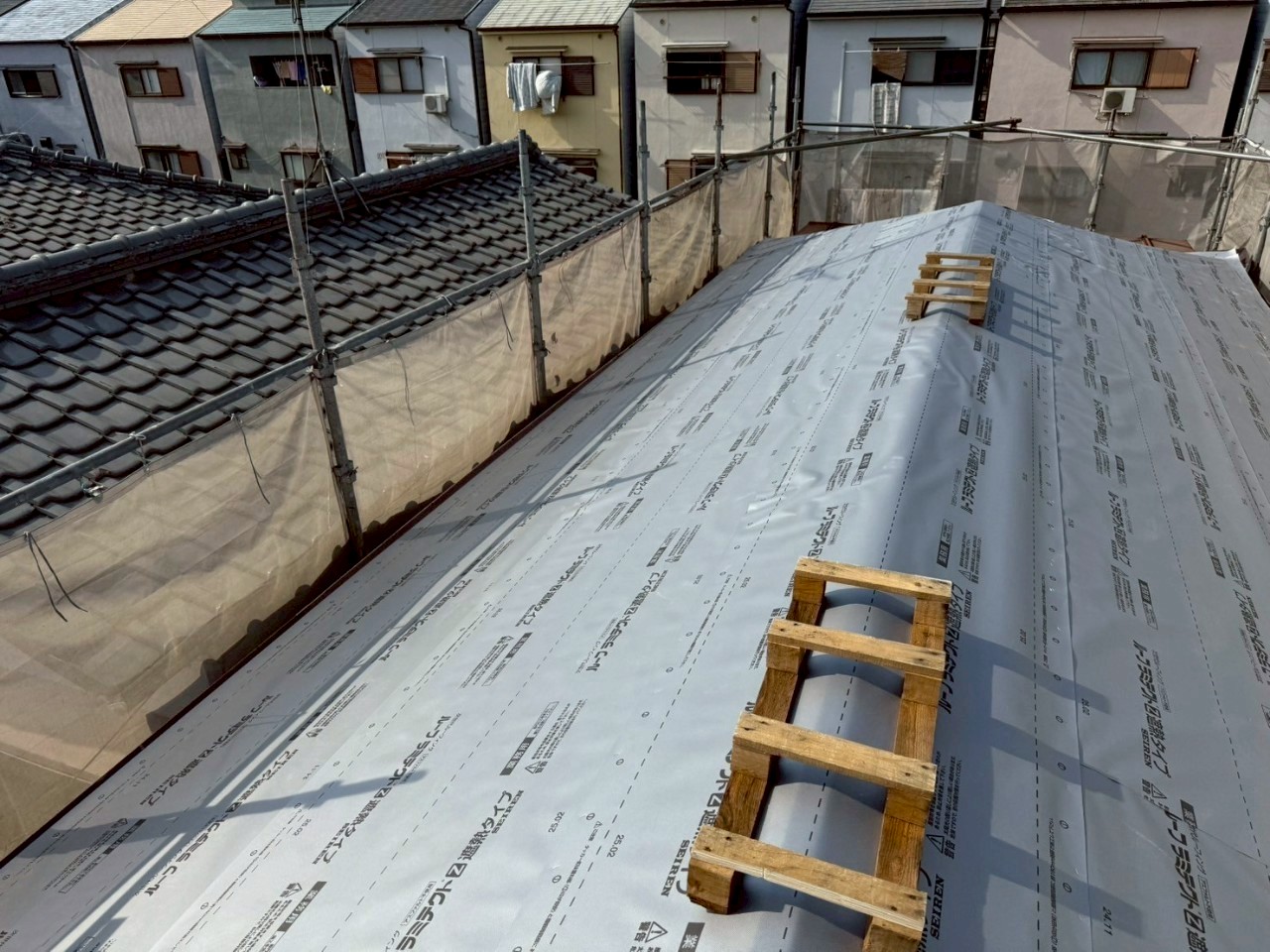 寝屋川市にて屋根修理〈築40年屋根の葺き替え工事〉 - 屋根修理は地域密着・自社施工の寝屋川市屋根・雨漏り修理センター